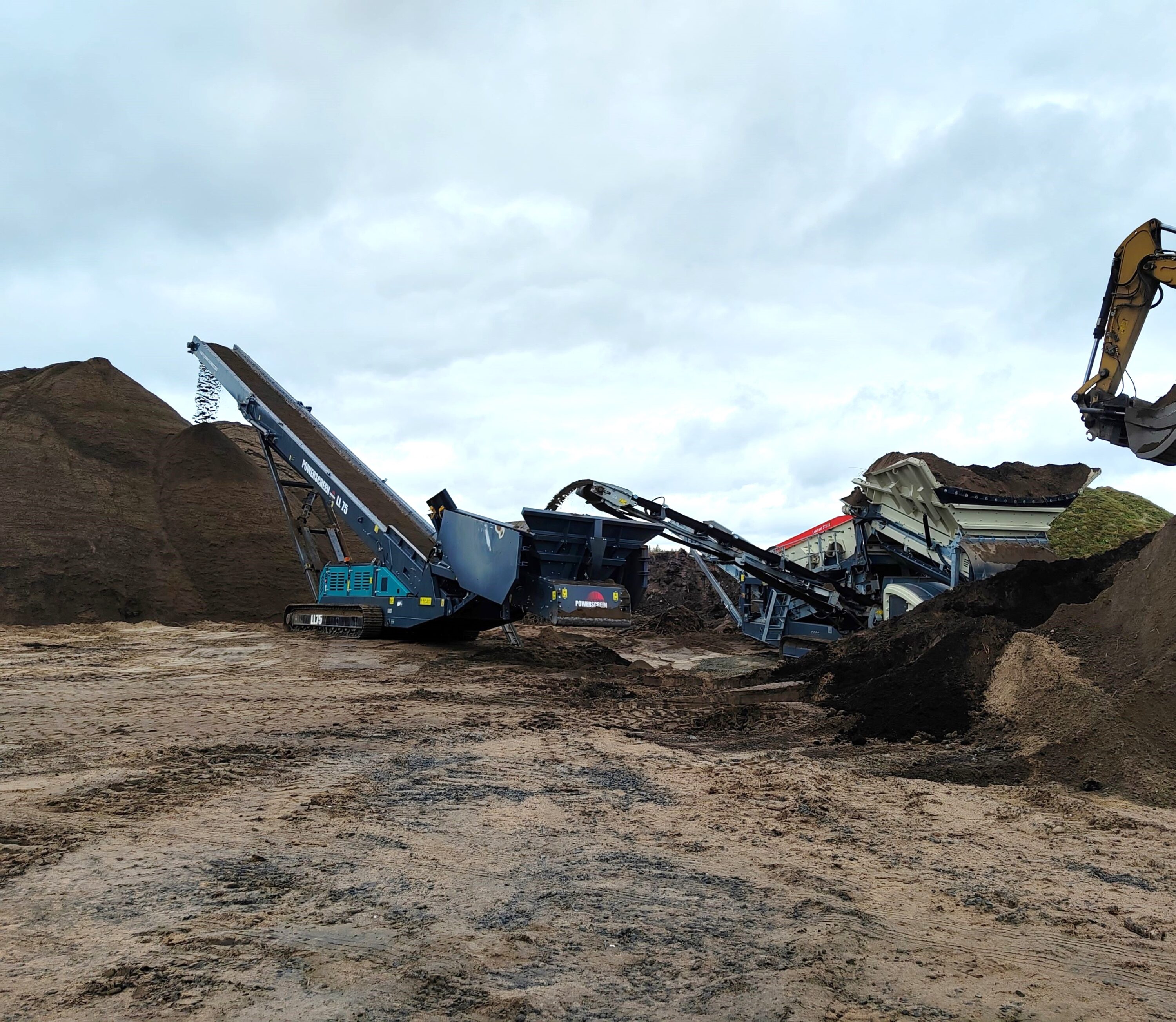 Kustannustehokkuutta Powerscreen Low Loader -syöttökuljettimilla, saatavana myös hybridinä ...